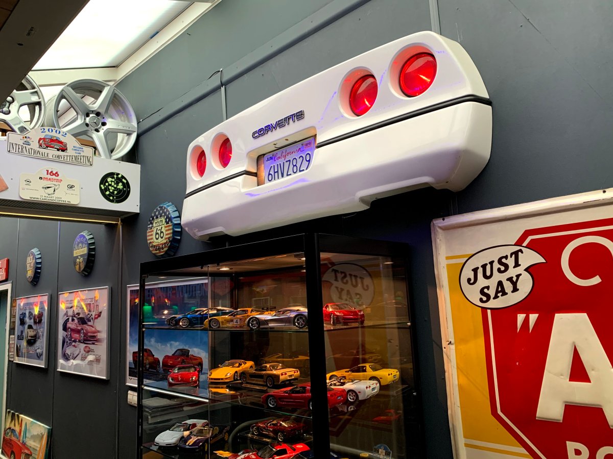 Corvette aan de muur – Cenobyte